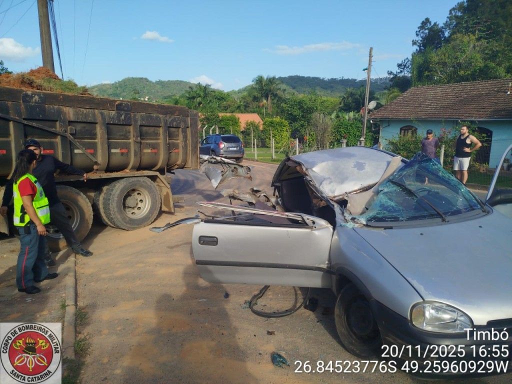 Acidente entre carro e caminhão deixa uma mulher ferida em Timbó