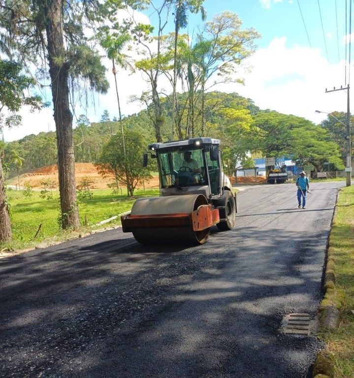 Programa Asfalto Novo traz operação de recapeamento na rua David Hort