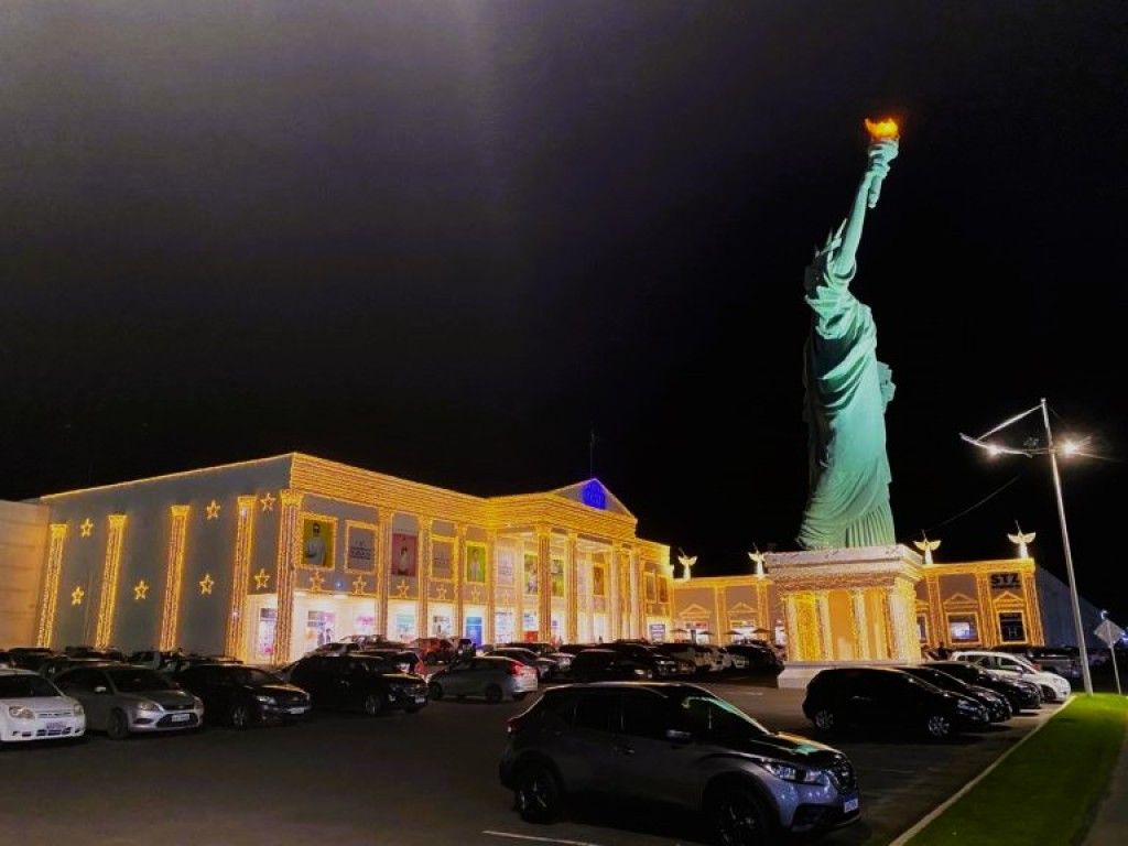 Havan de Brusque acende luzes natalinas e inaugura Casa de Natal