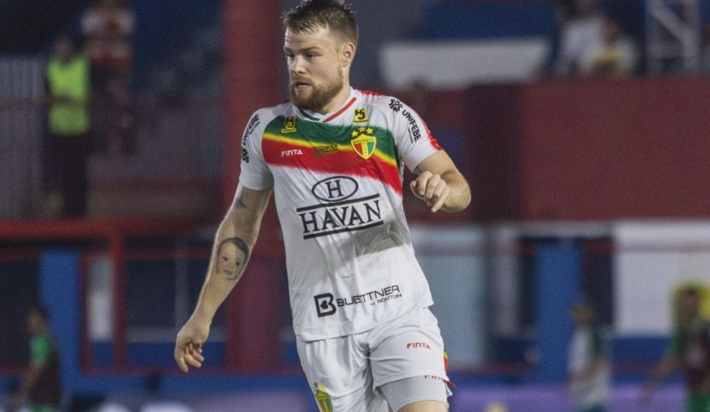 Brusque FC anuncia saída do meio-campista Marcos Serrato