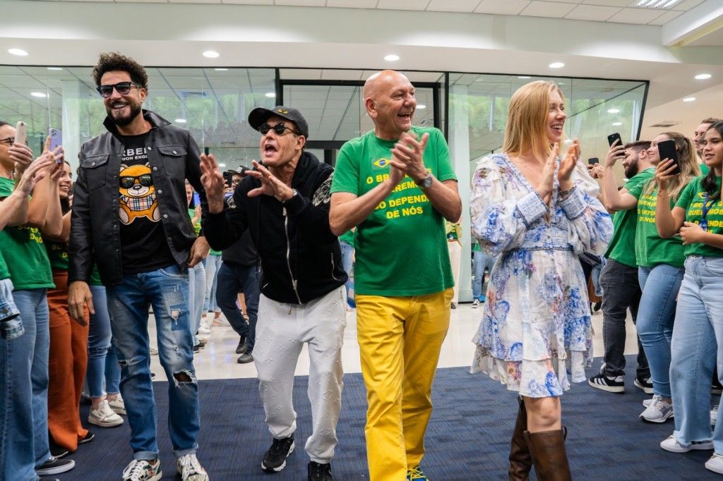 Artistas participam de campanha de 39 anos da Havan, em Brusque