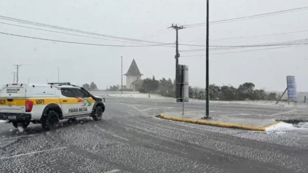 Imagens impressionantes mostram chegada da primeira neve do ano em SC