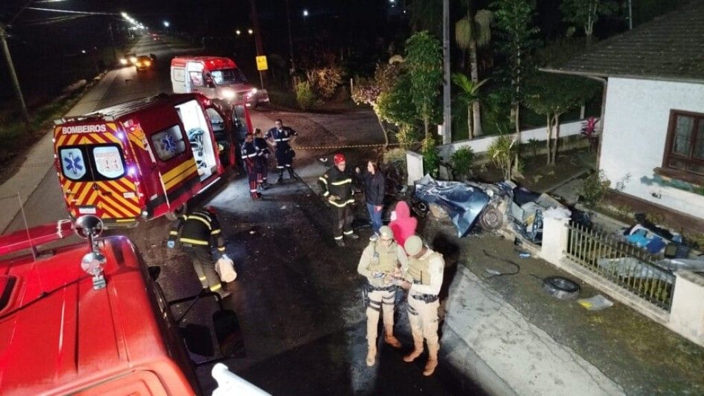 Acidente mata homem e deixa quatro presos às ferragens no Vale do Itajaí