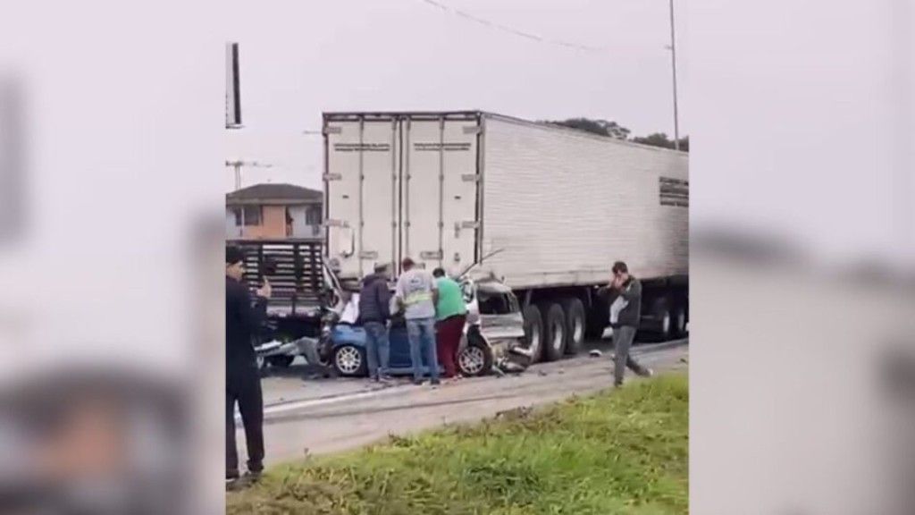 Acidente com cinco veículos deixa duas pessoas feridas e bloqueia BR-101