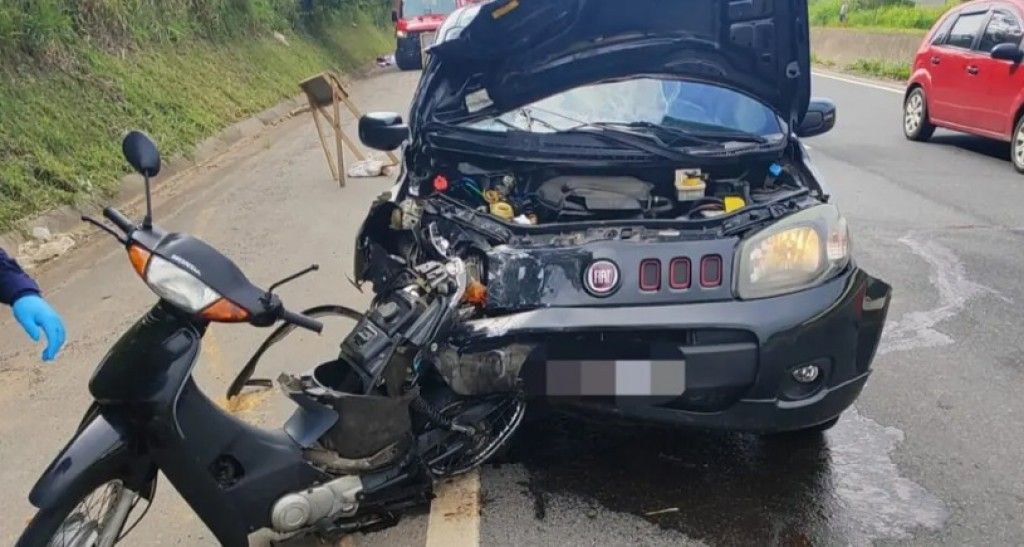 Grave acidente entre carro e moto deixa dois mortos na BR-470, em SC