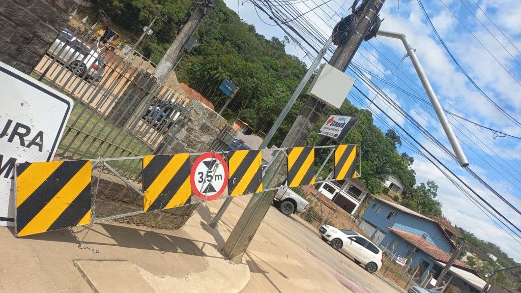 Limitador de altura da Gustavo Halfpap é derrubado em Brusque