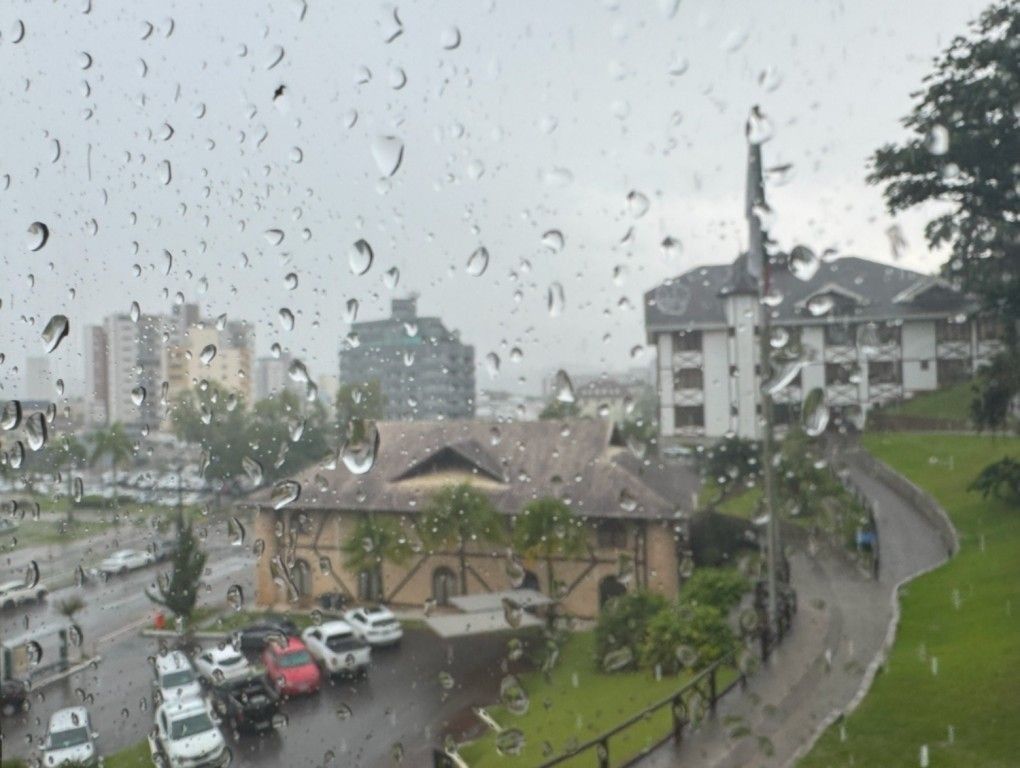 Defesa Civil emite alerta para temporais e risco de alagamentos em SC