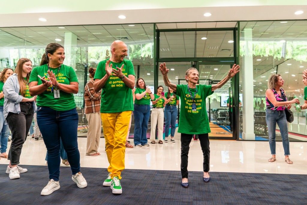 Nova colaboradora da Havan de 91 anos faz primeira viagem de helicóptero