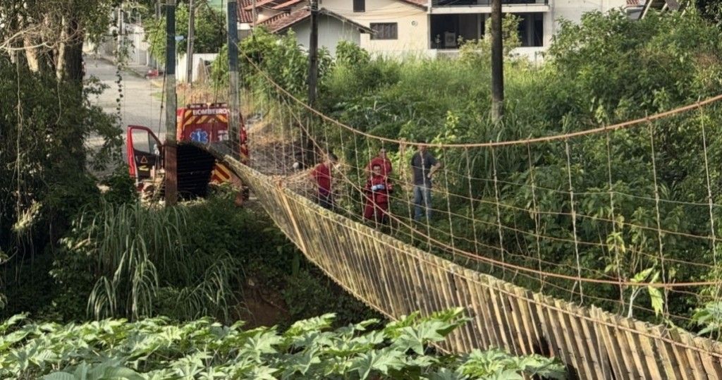 Crianças sofrem ferimentos graves após ponte de arame se romper