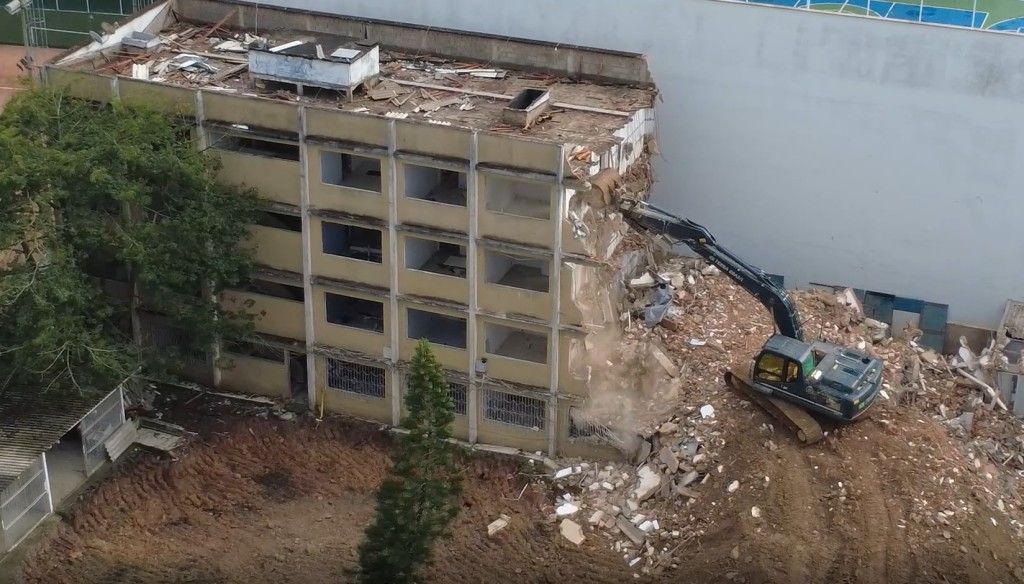 Prédio que afundou e obrigou evacuação em Itajaí começa a ser demolido