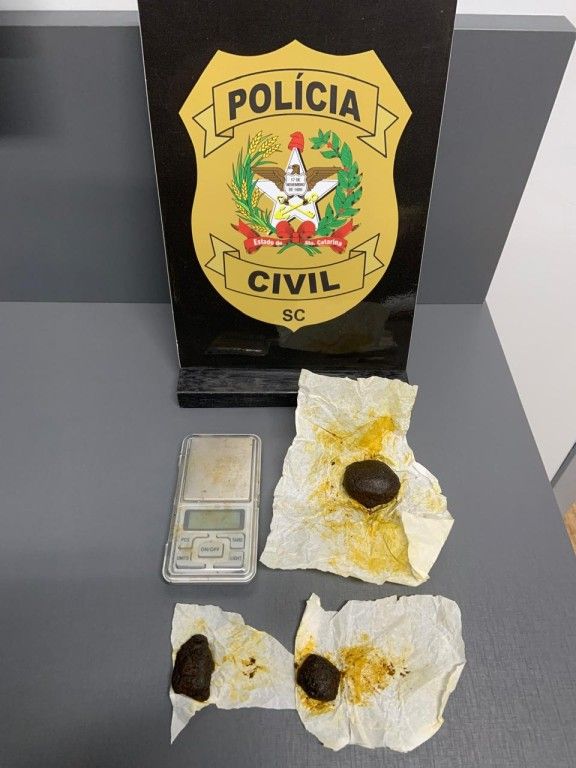 Homem é preso por suspeita de tráfico de drogas no Centro de Brusque