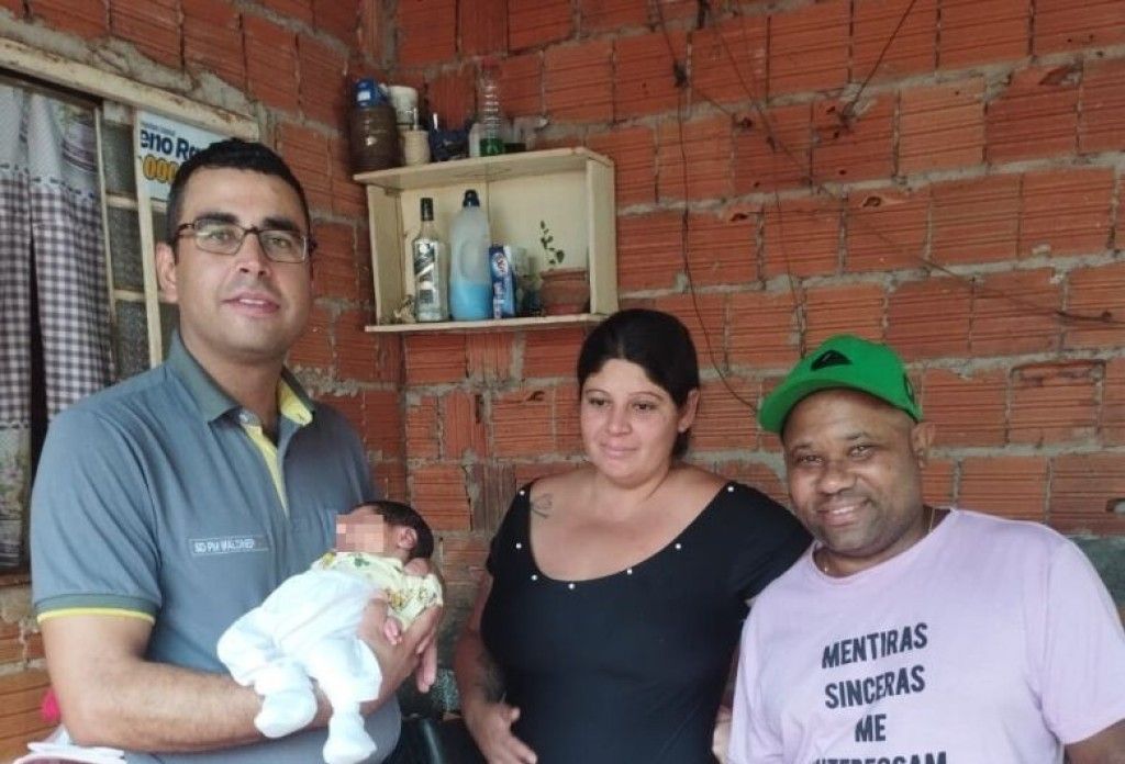 Por telefone, PM orienta pai que salva a vida da filha recém-nascida