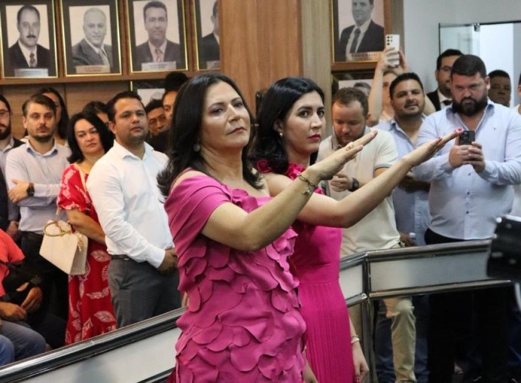 Em meio a muita emoção, Professora Lurdes toma posse como prefeita de ...