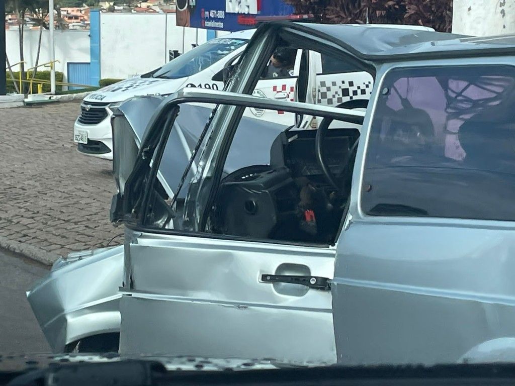 Carro bate em poste e deixa ferido na descida da Ricaeli