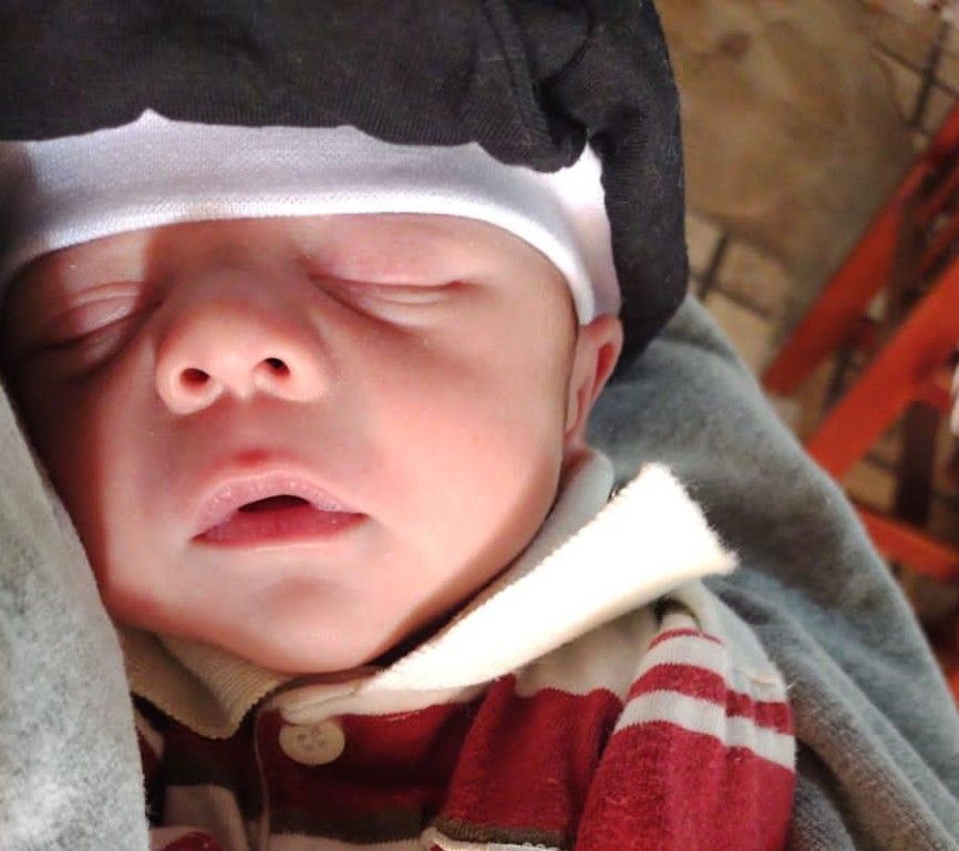 Após lutar pela vida, bebê Enzo tem alta e passará Ano Novo com a família