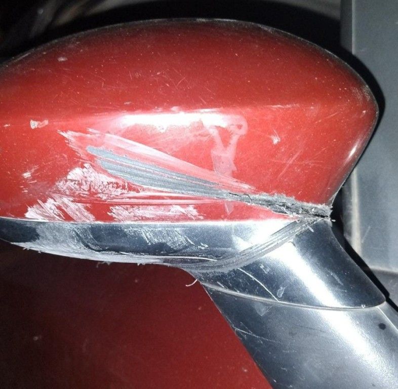 Cabreuvana ficou com o carro enroscado em cabeamento na avenida Espanha