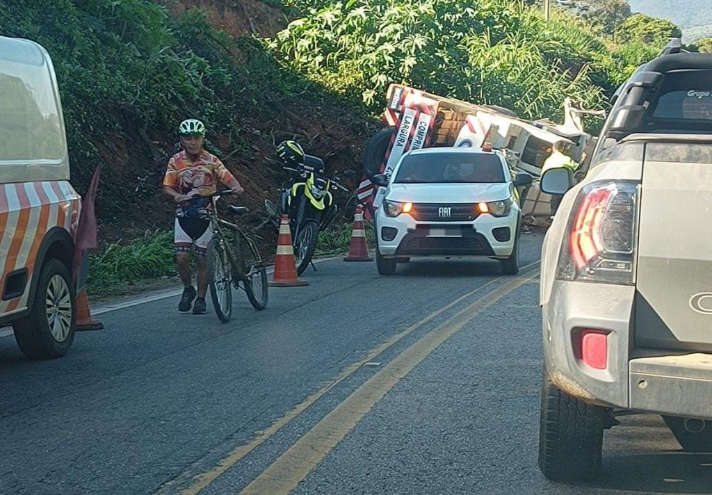 Caminhão tomba e deixa trânsito lento na Serrinha