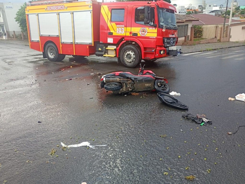 Impacto entre carro e moto deixa vítima fatal no Centro de Canoinhas