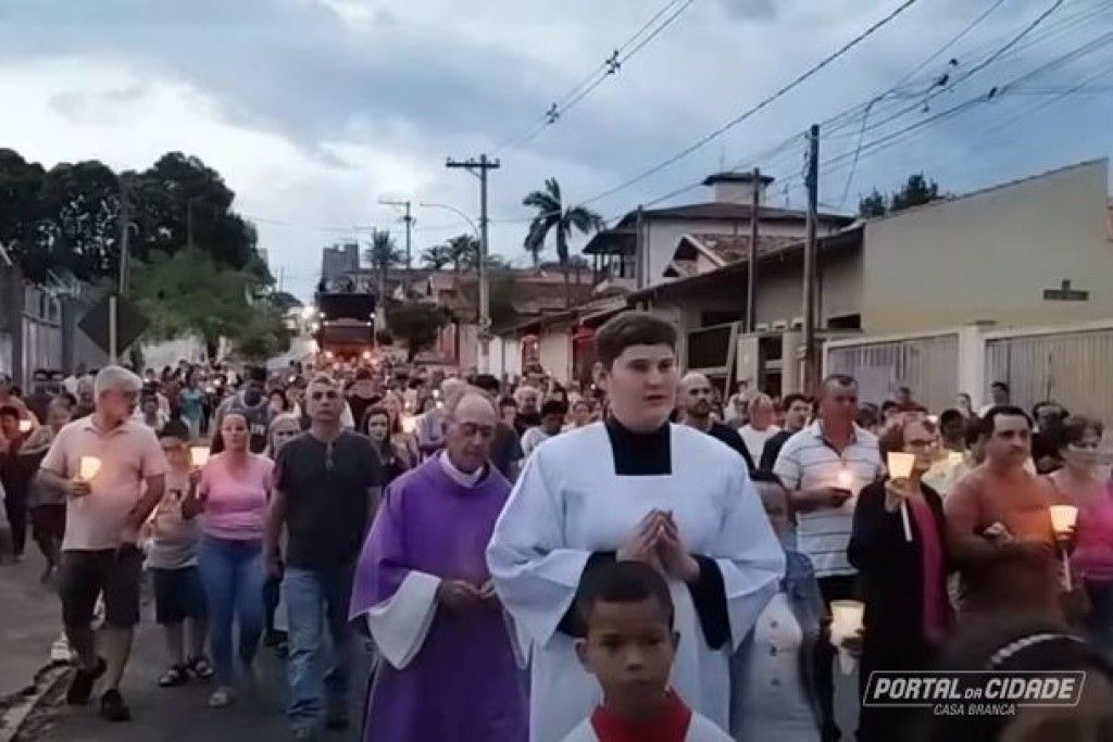 Igreja realiza procissão luminosa em homenagem ao Irmão Roberto Giovanni
