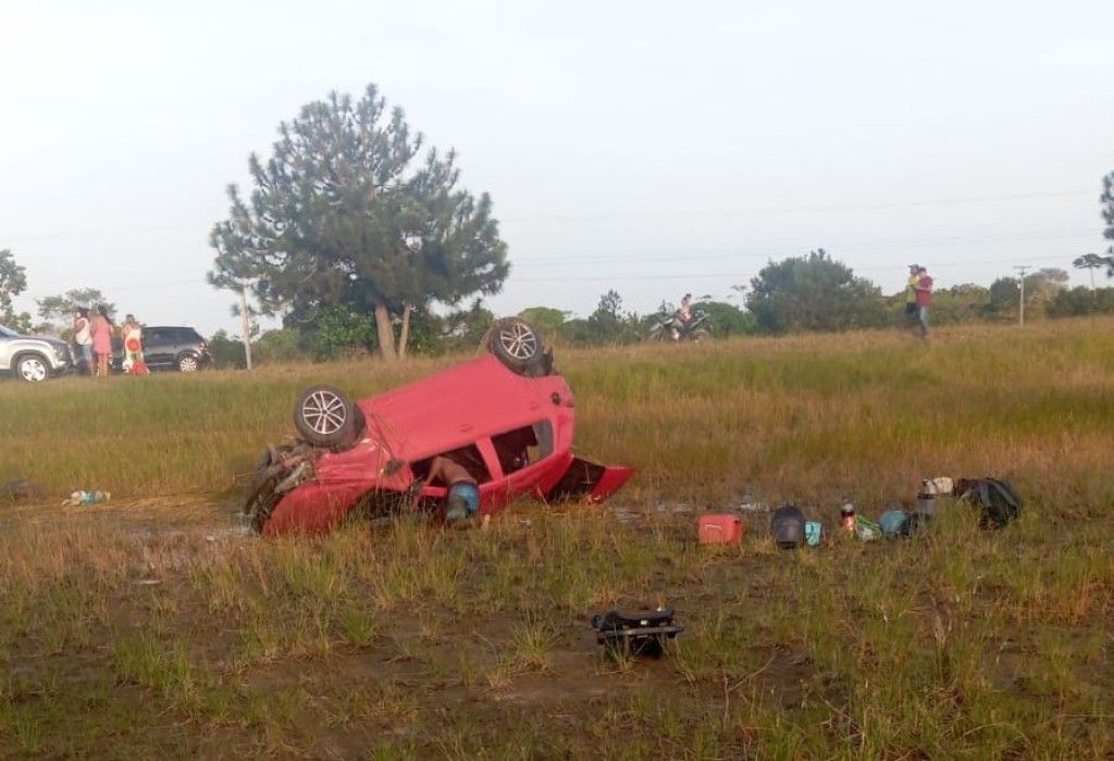 Acidente deixa carro capotado na Linha Verde, em Conde
