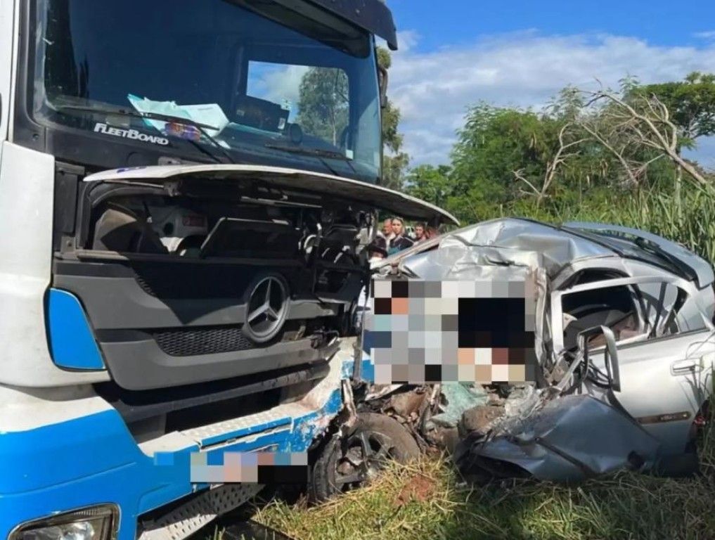 Morador de Cruzeiro do Oeste morre após colidir carro contra caminhão ...