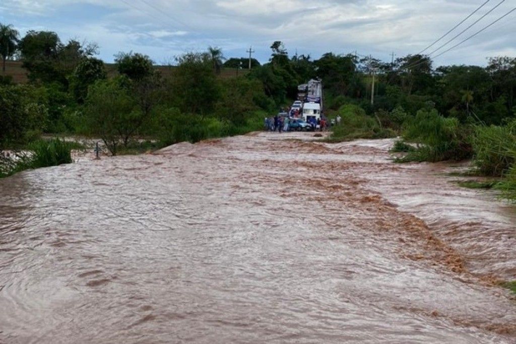 Rio do Índio transborda e alaga PR-082, entre Douradina e Ivaté; veja ...