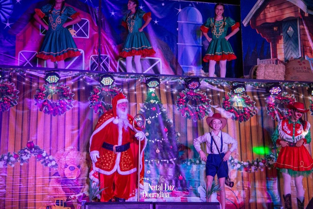 Sexta tem chegada do Papai Noel e espetáculo teatral em Douradina