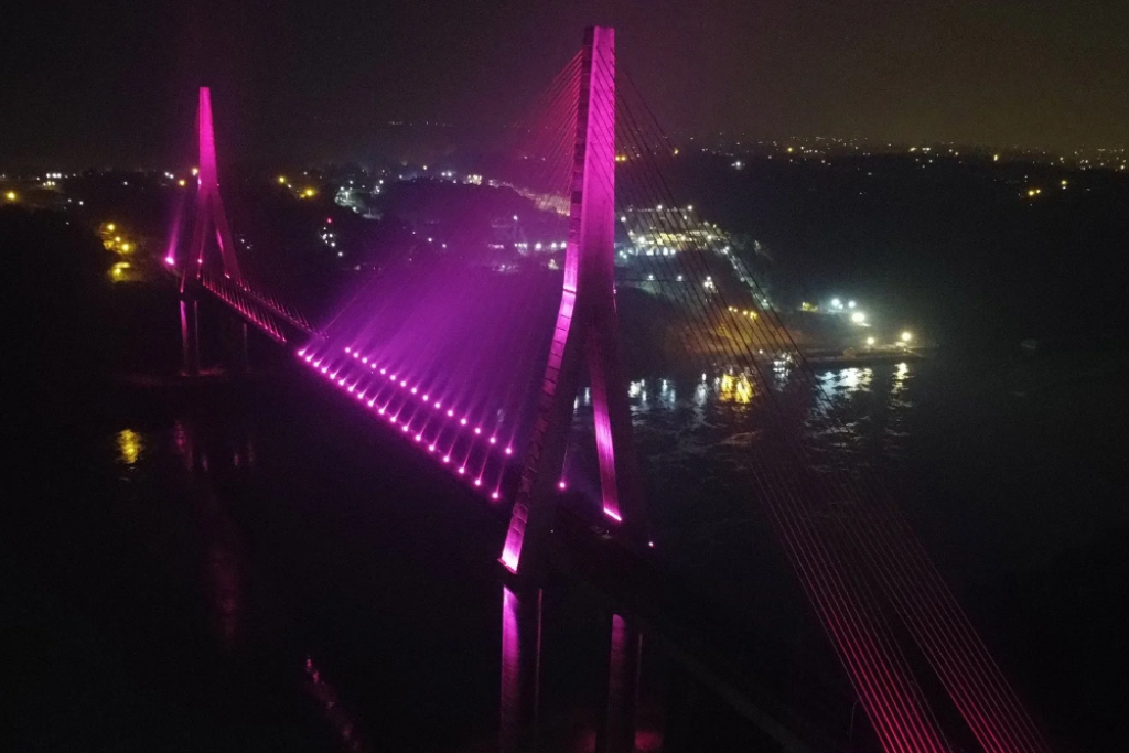 Ponte da Integração é iluminada na cor da campanha do Outubro Rosa