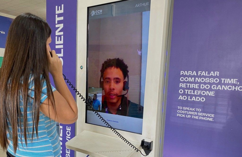 Totens substituem balcões no Aeroporto de Foz e somam 2,1 mil atendimentos
