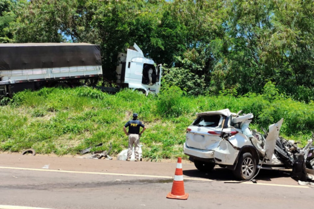 Colisão entre caminhão e três carros deixa um morto e feridos na BR-277