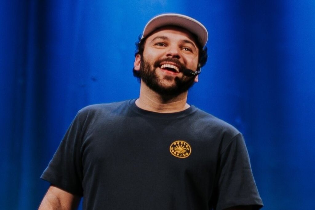 Raphael Ghanem traz stand-up “Se É Que Você Me Entende” a Foz do Iguaçu