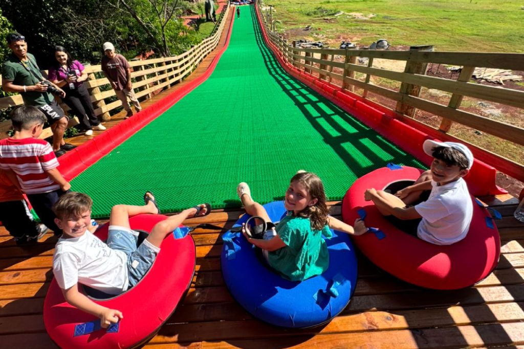 Escorregador gigante estreia no Dreams Park Show e vira atração das férias
