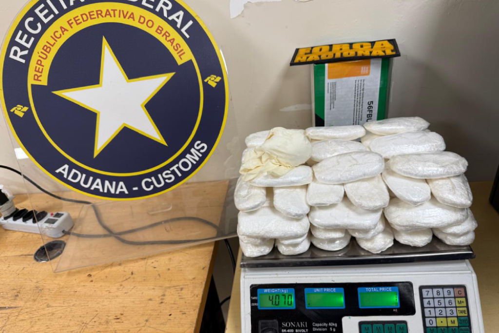 Passageiro foge a pé e deixa para trás cocaína escondida em bagagem