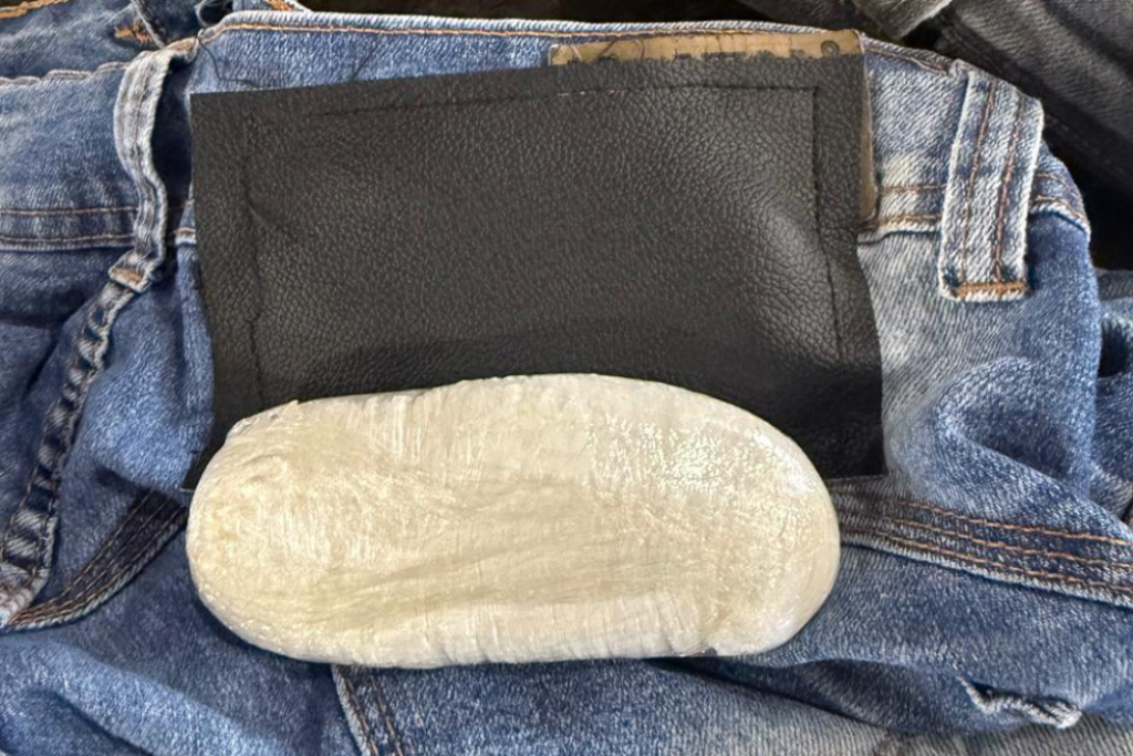 Passageiro foge a pé e deixa para trás cocaína escondida em bagagem