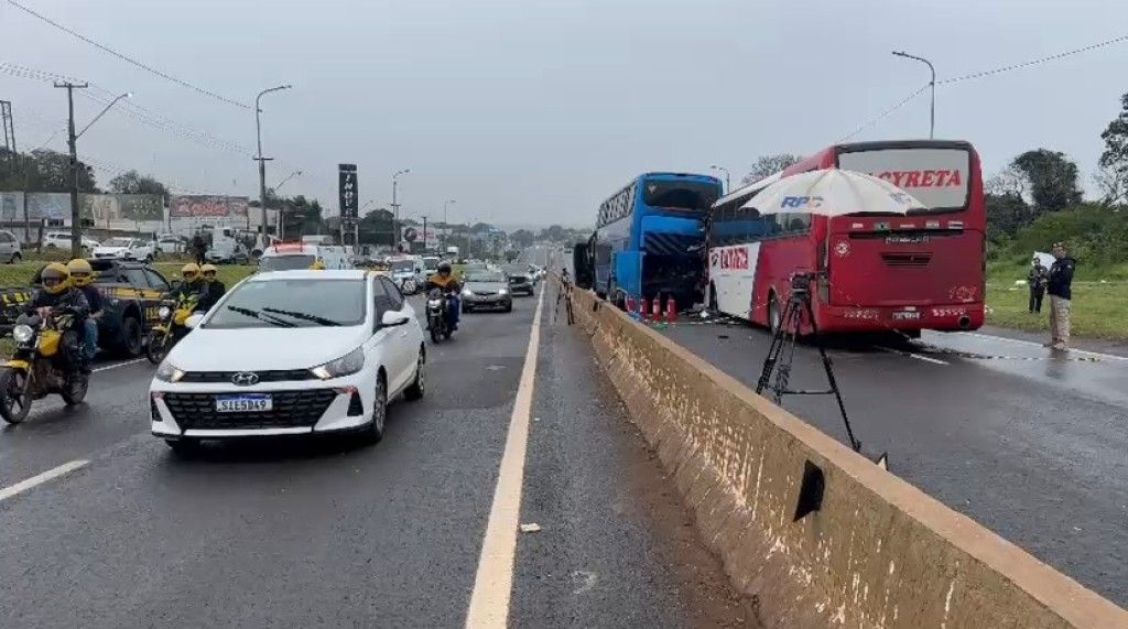Engavetamento com dois ônibus deixa feridos e interdita BR-277 na saída ...