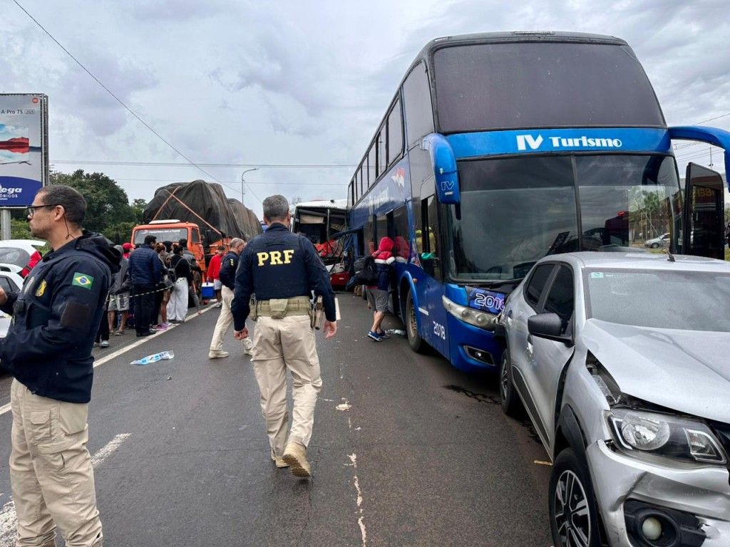 Engavetamento com dois ônibus deixa feridos e interdita BR-277 na saída ...