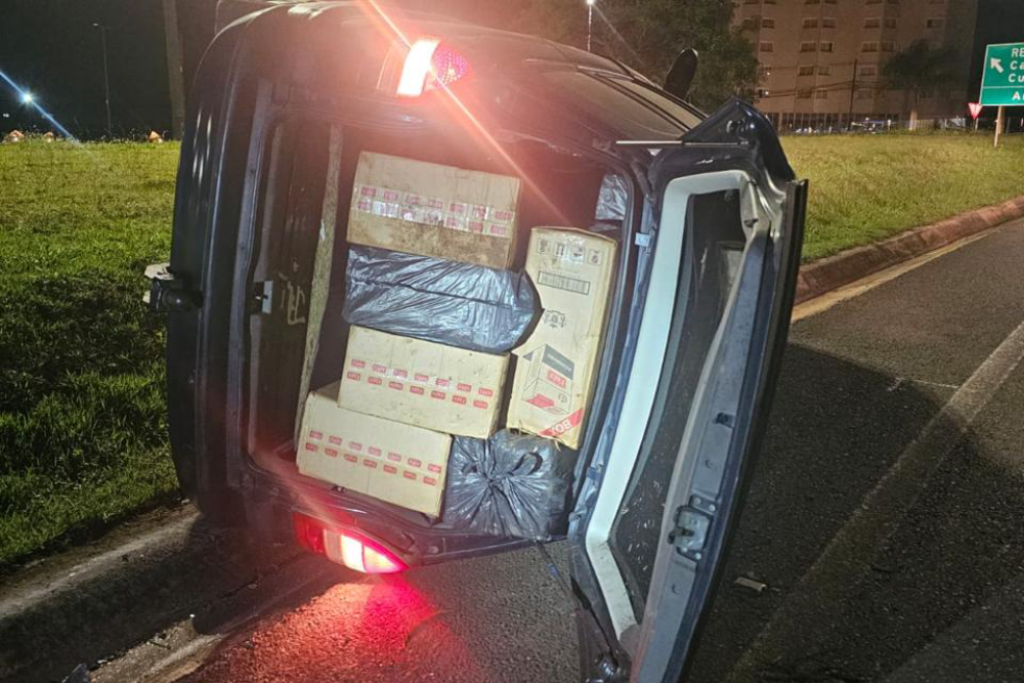 Fuga de contrabandista acaba em capotamento e apreensão de cigarros na ...