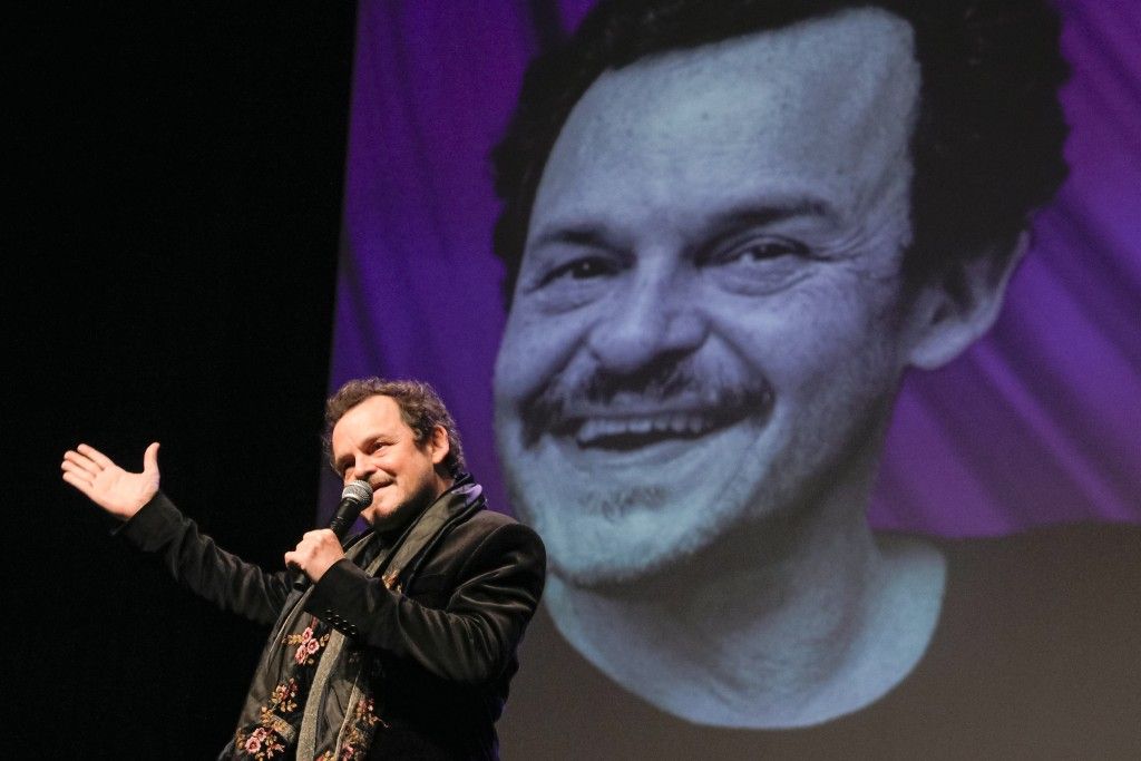 Matheus Nachtergaele é ovacionado ao receber o Troféu Oscarito