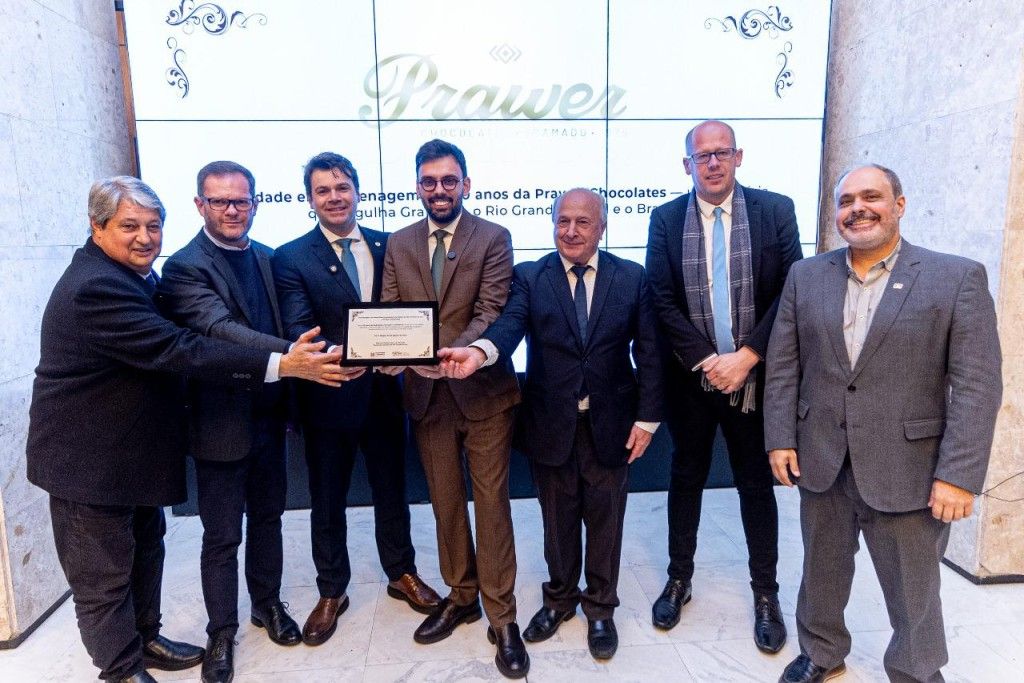 Vereador Rafael Ronsoni participa de homenagem à Prawer Chocolates na ALRS