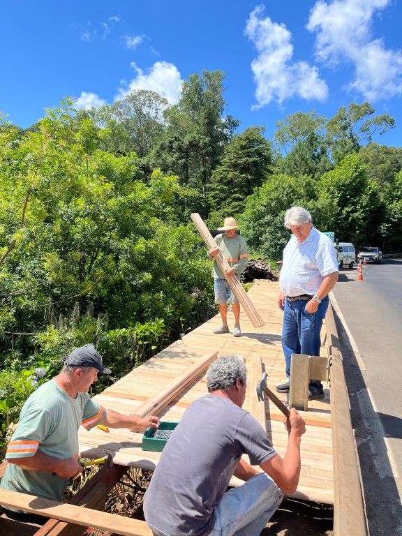 Secretaria de Obras de Gramado realiza reforma no deck da ERS-115