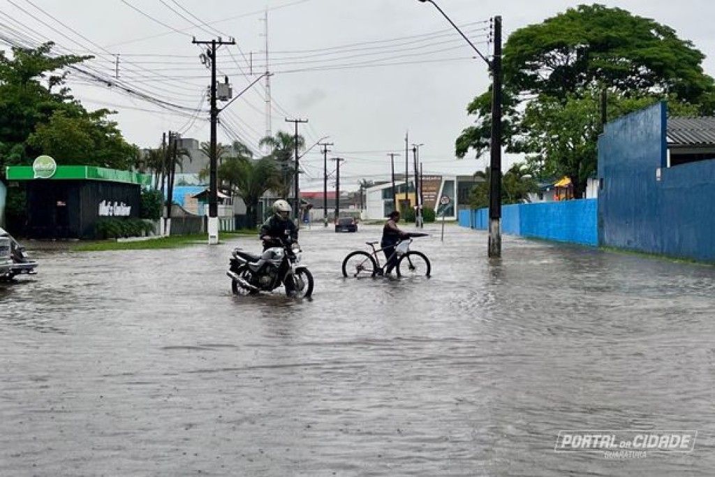 Chuvas de SC podem chegar no litoral do Paraná nos próximos dias