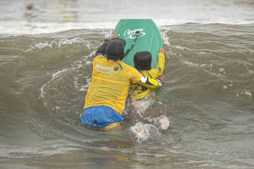 Aulas gratuitas de bodyboarding lotam turmas na Praia do Cristo