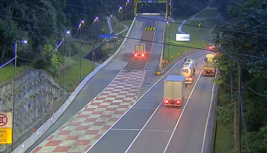 Vídeo mostra caminhão usando área de escape na BR-376 em Guaratuba