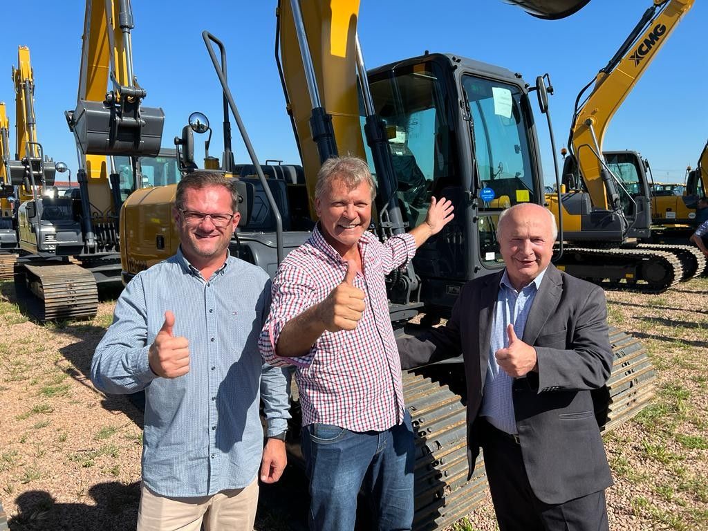 Secretaria da Agricultura de Gramado recebe nova escavadeira hidráulica