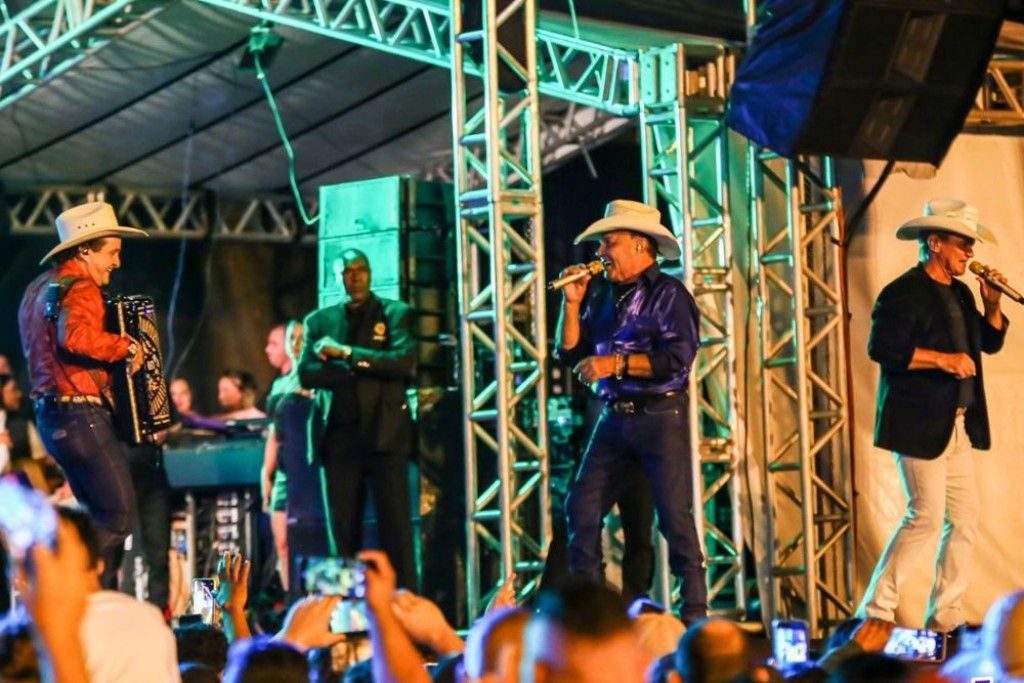 Show da dupla sertaneja Gino e Geno reúne multidão em Ipaba