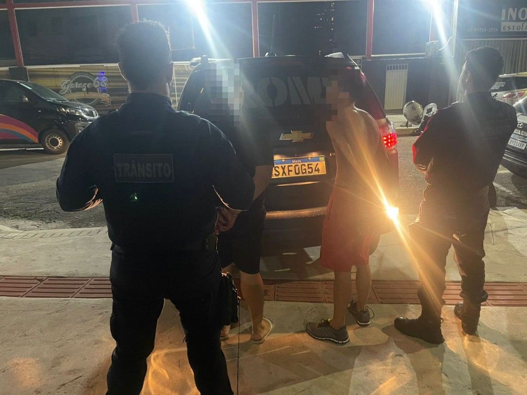 Condutor tenta romper barreira e provoca confusão durante desfile de ...