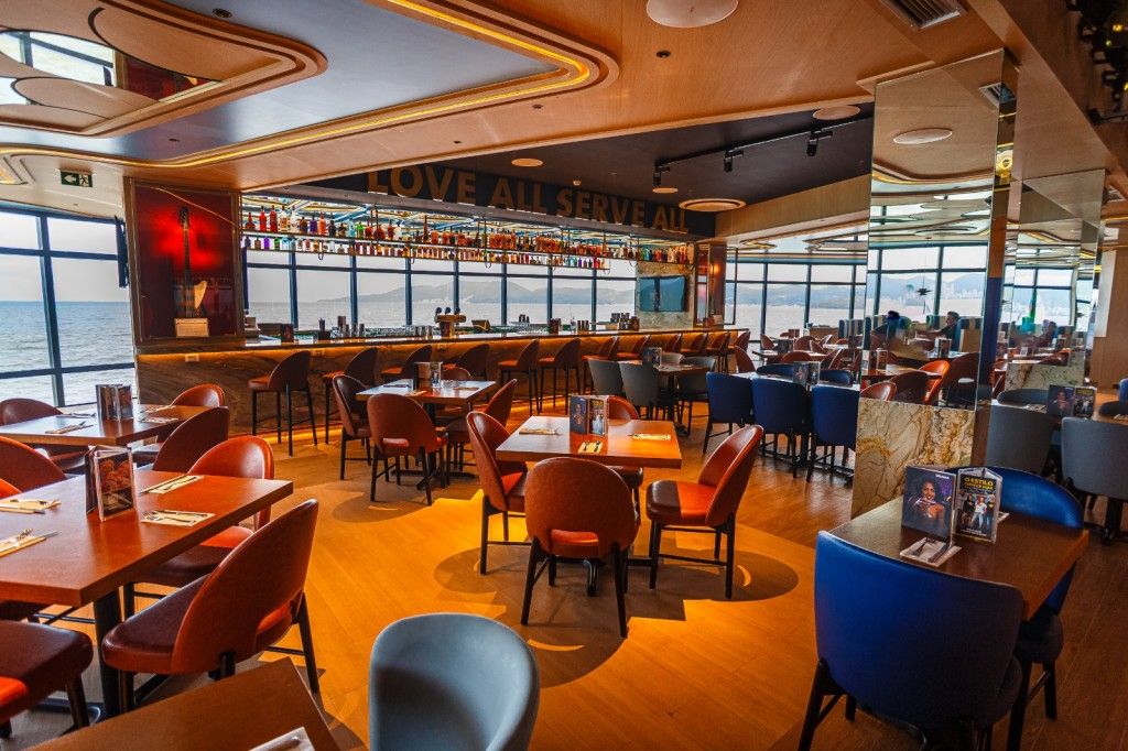 Hard Rock Cafe Itapema, 1ª unidade "dentro da água", abriu ao público ...
