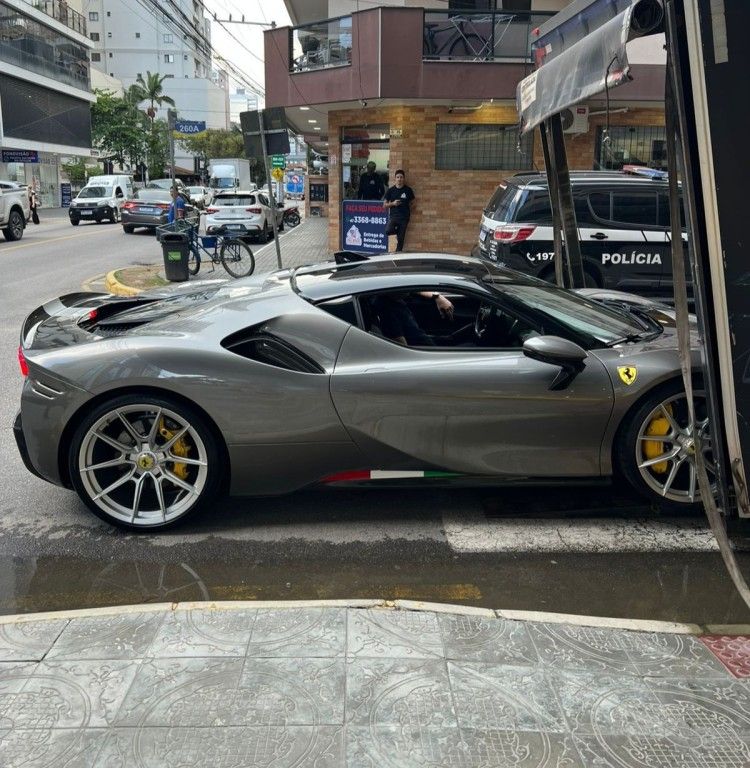 Polícia Civil apreende Ferrari em Itapema de mais de R$ 5 milhões