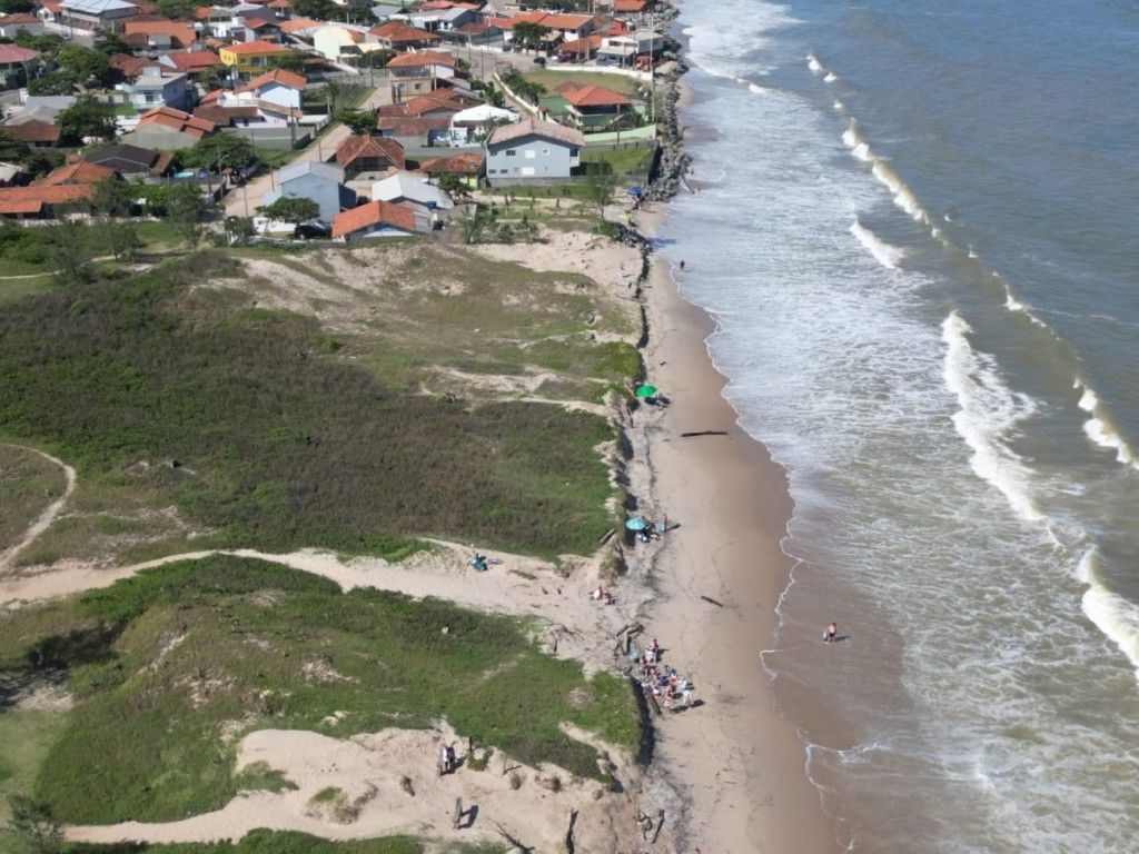 Ressaca destrói estruturas e atinge dezenas de casas no Litoral Norte de SC