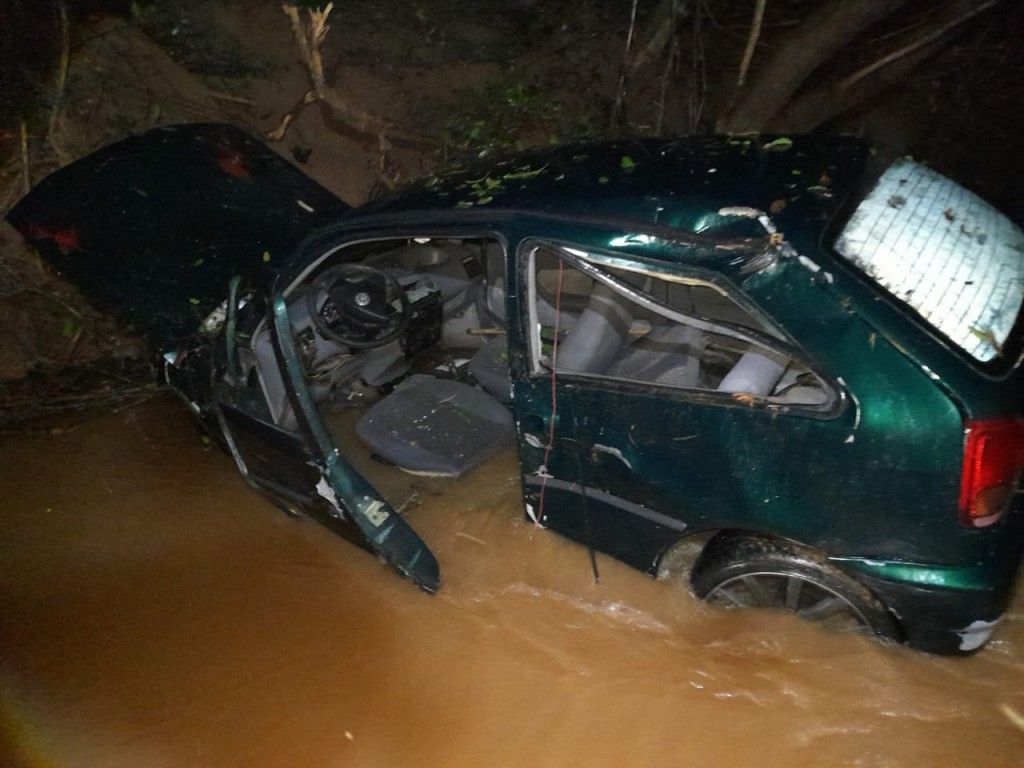 Carro cai de ribanceira na Estrada Parque Carro cai de ribanceira na Estrada Parque